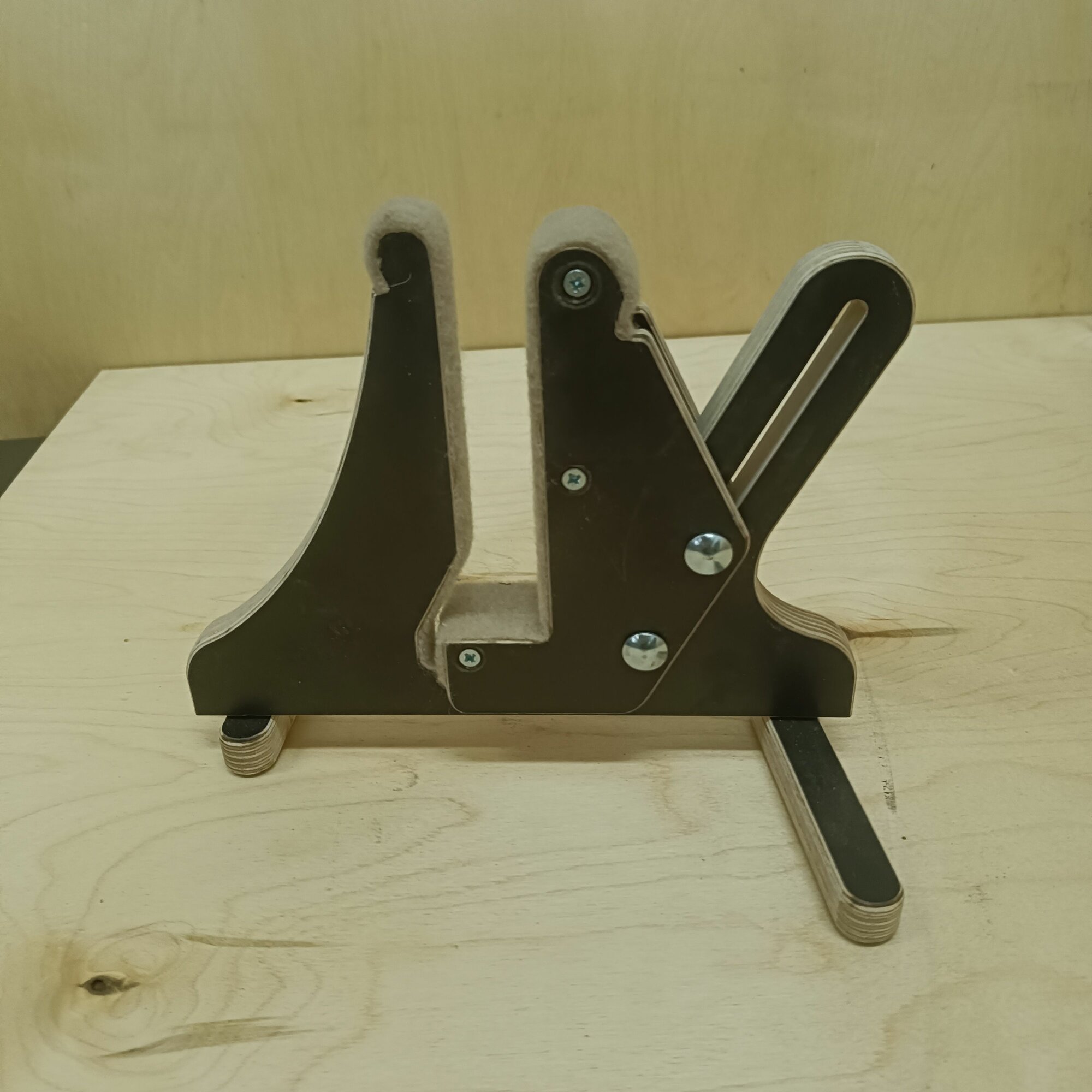 Держатель дверного полотна