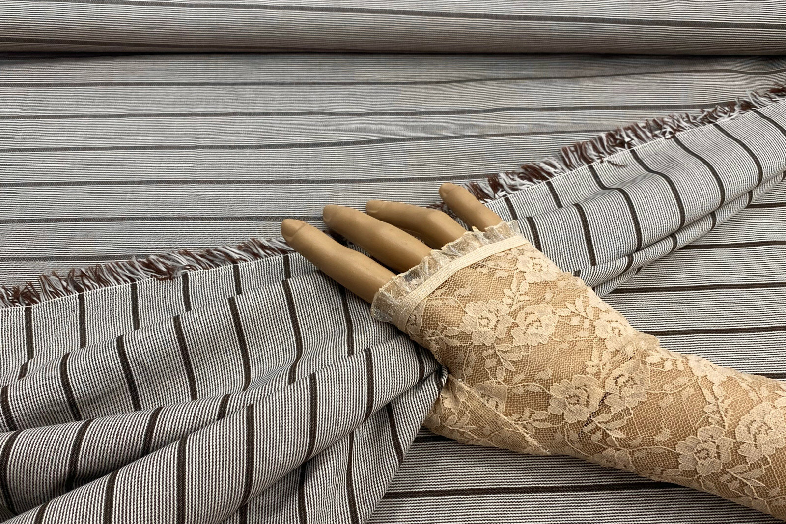 Ткань Хлопок-жаккард рубашечный в коричневую поперечную полоску, 180 г/пм, ш152см, 0,5 м