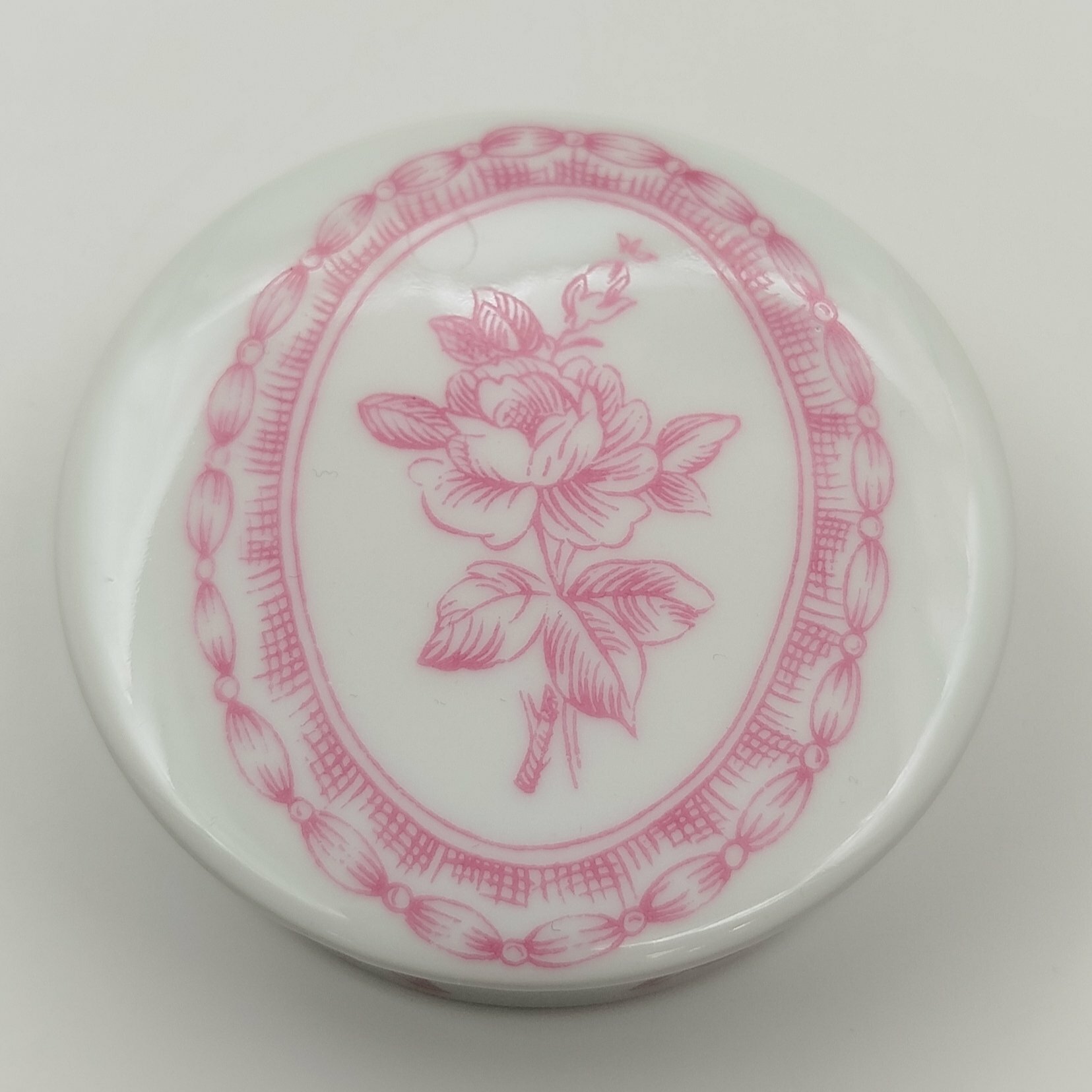 Миниатюрная шкатулка круглой формы, украшенная изображением розы, фарфор