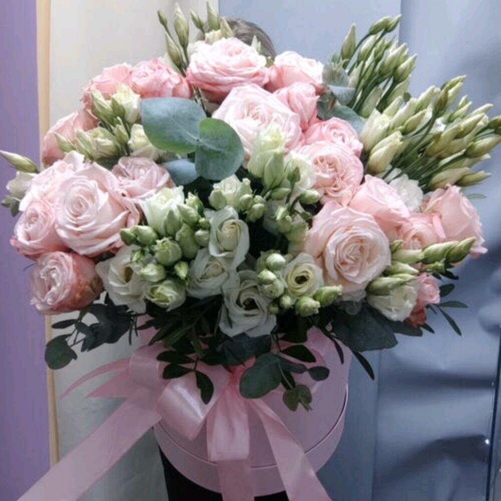 Цветы в коробке из эвкалипта, эустомы, кустовой пионовидной розы