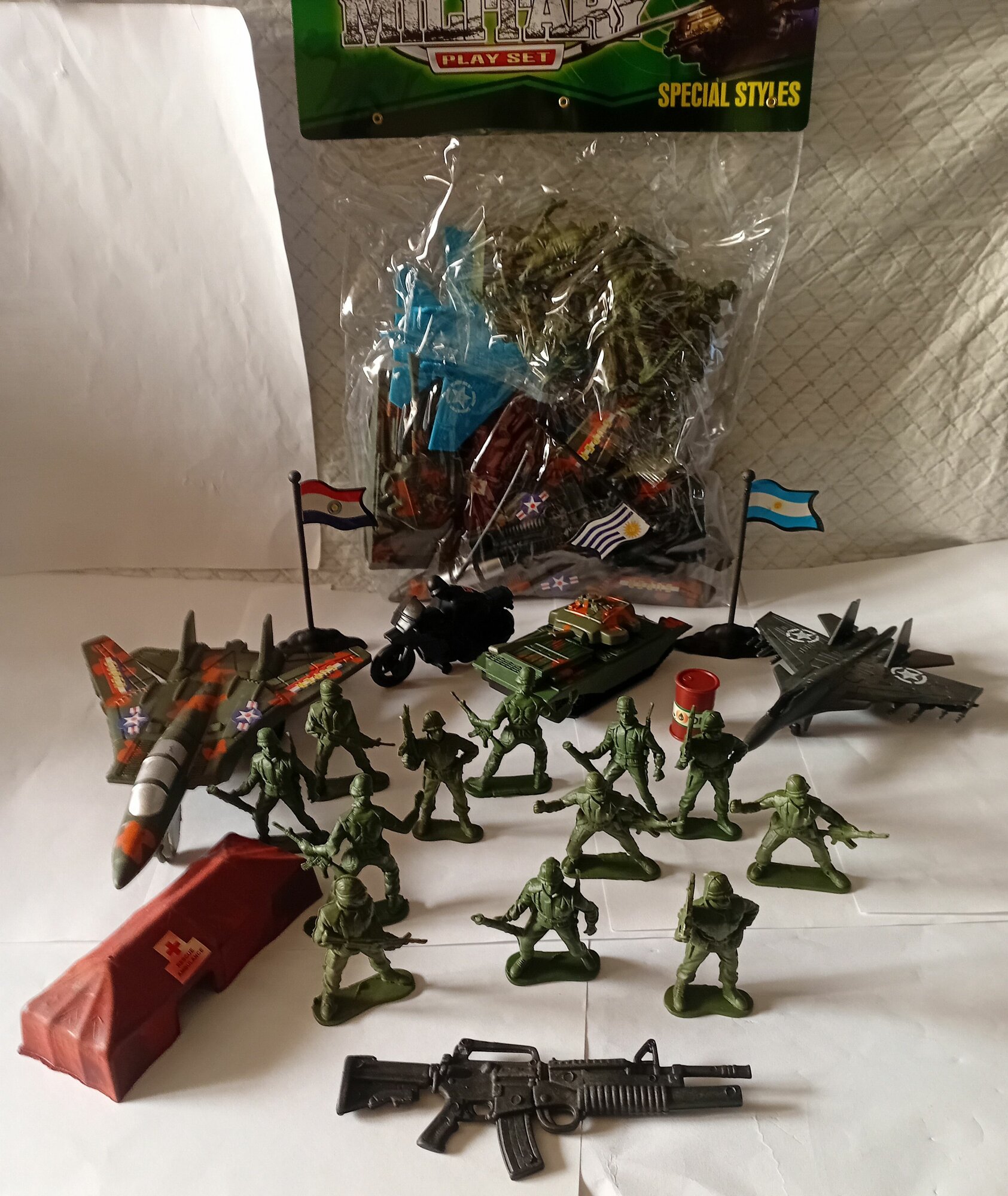 Большой набор солдатиков с военной техникой и картой 24 предмета. Армия. №3033