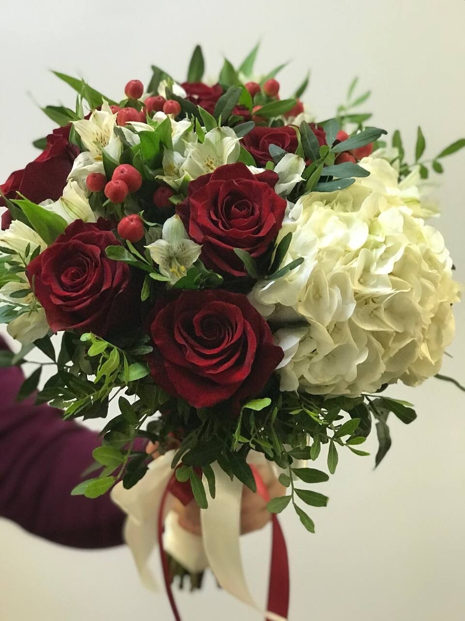 Букет невесты Romashka "Рубиновый" S, красные розы, высота 30 см