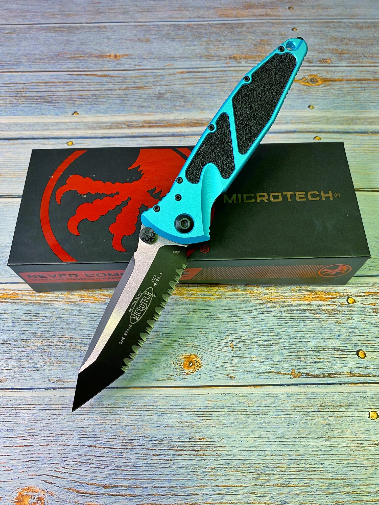 Складной нож Microtech Socom Elite T/E Turquoise Two-Tone Serrated 161-3TQ
