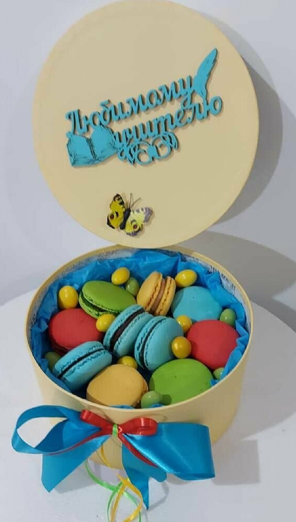 Пирожные макарон учителю