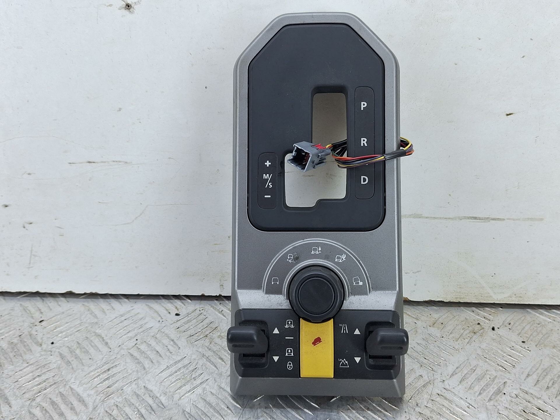 Кнопка переключения режимов подвески Land Rover Discovery 3 L319 2007 YUD501850