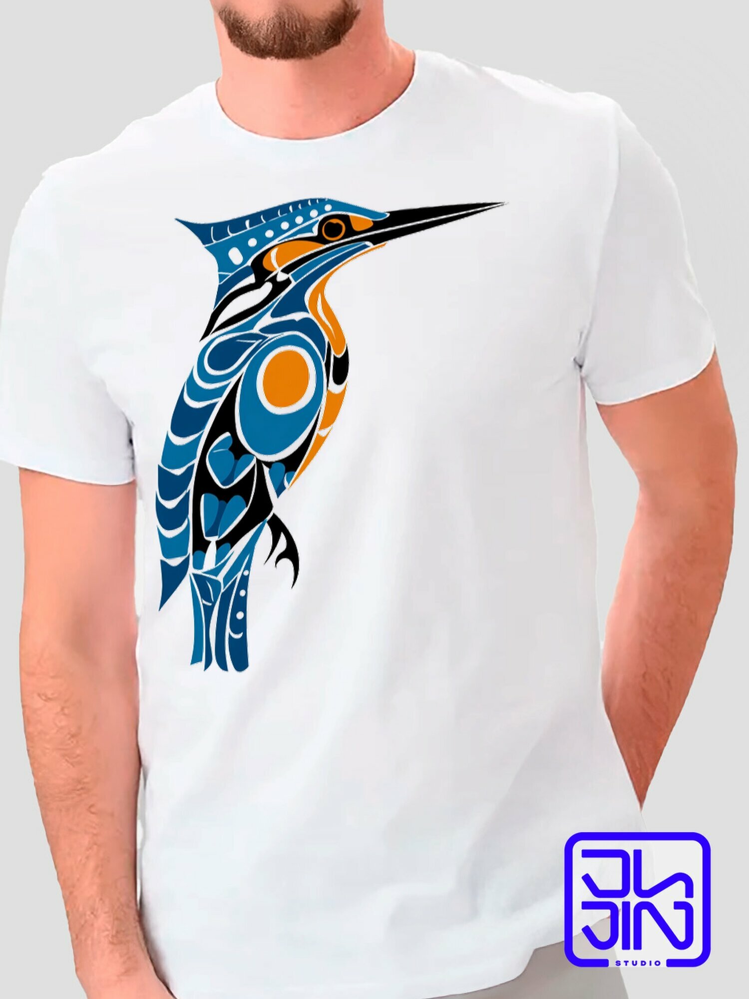Футболка классическая мужская с авторским принтом Этническая черно-синяя птица в геометрической абстракции граффити черно-голубая, белый хлопковый трикотаж с прикольным рисунком на груди