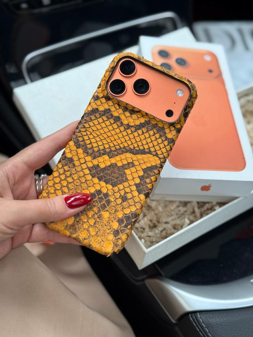 Чехол для iPhone 17 Pro из натуральной кожи питона карамельно-оранжевого цвета