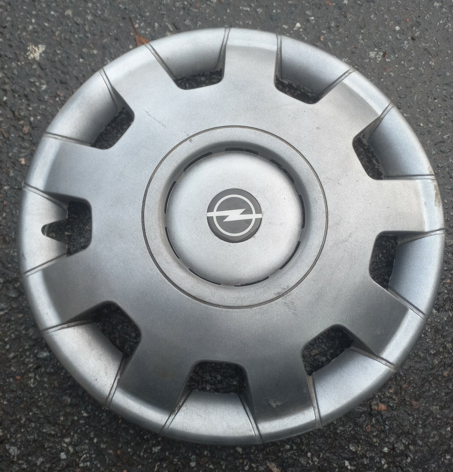 Колпак Opel R15. Без сколов и трещин. Все крепления целые. Возможны небольшие потертости.