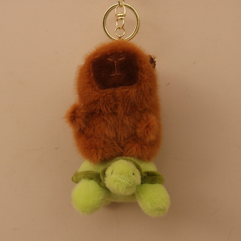 Плюшевая игрушка Capitoram с веревочкой для запуска, изображающая щенка, капибару и гуся. Также может использоваться как брелок для сумки.