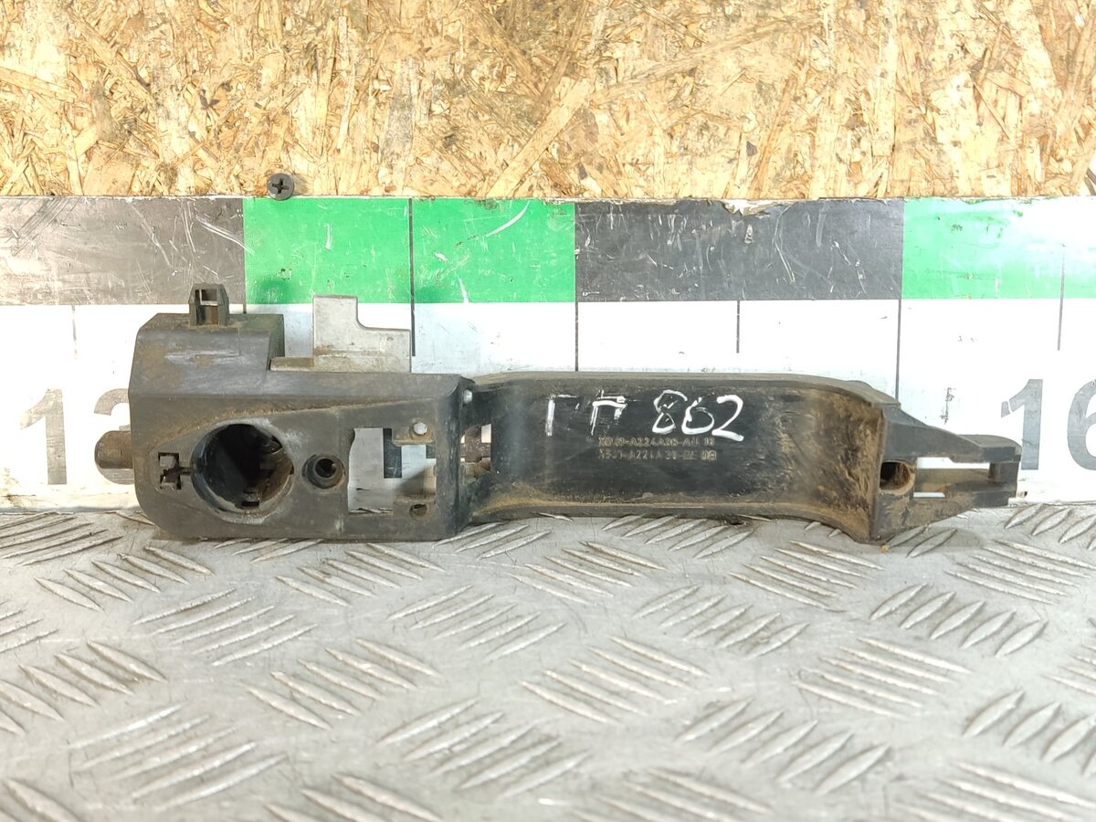 Кронштейн ручки передней правой FORD Focus 1998-2005 1088045