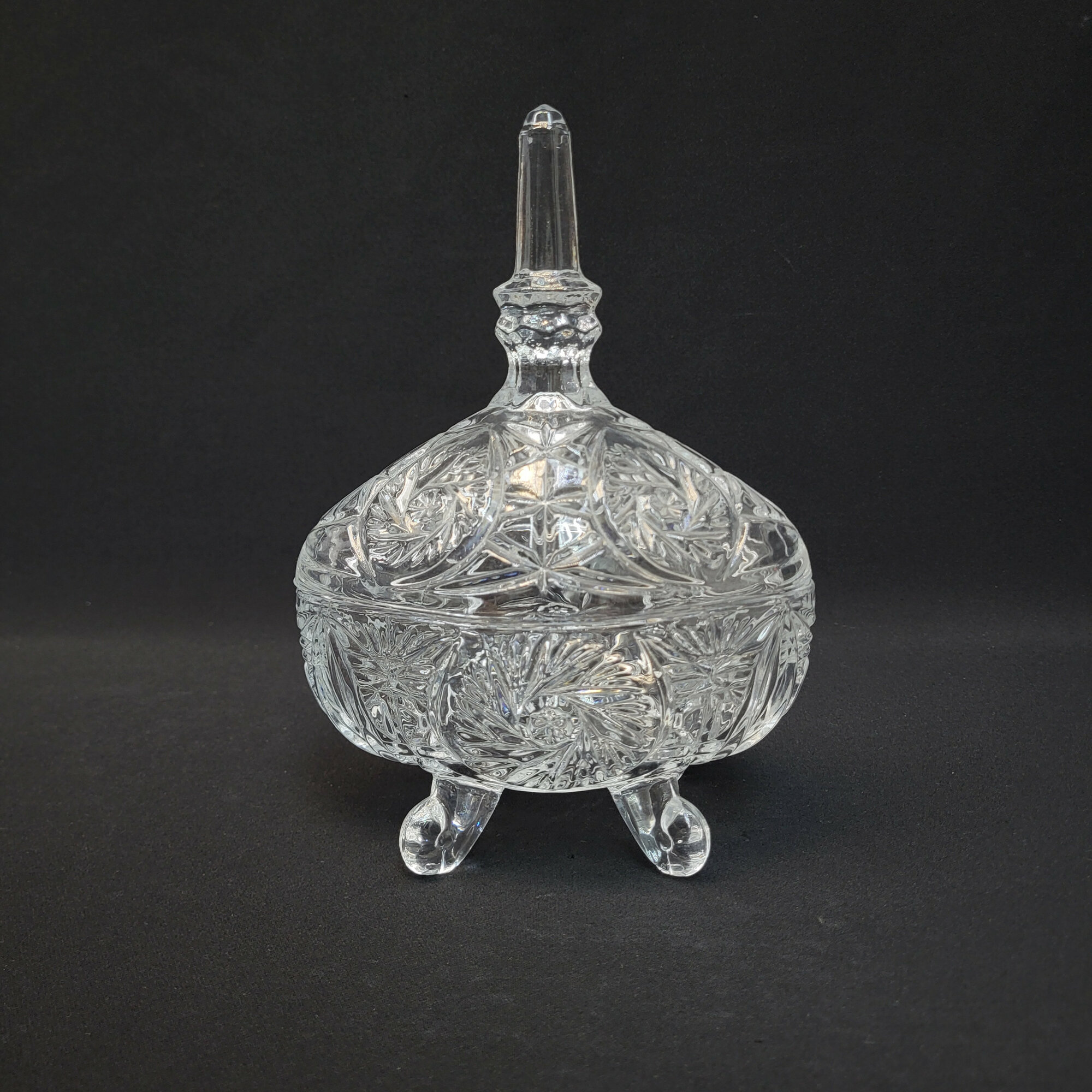 Конфетница винтажная, СССР. Стеклянная с крышкой, на ножках, с рельефным узором