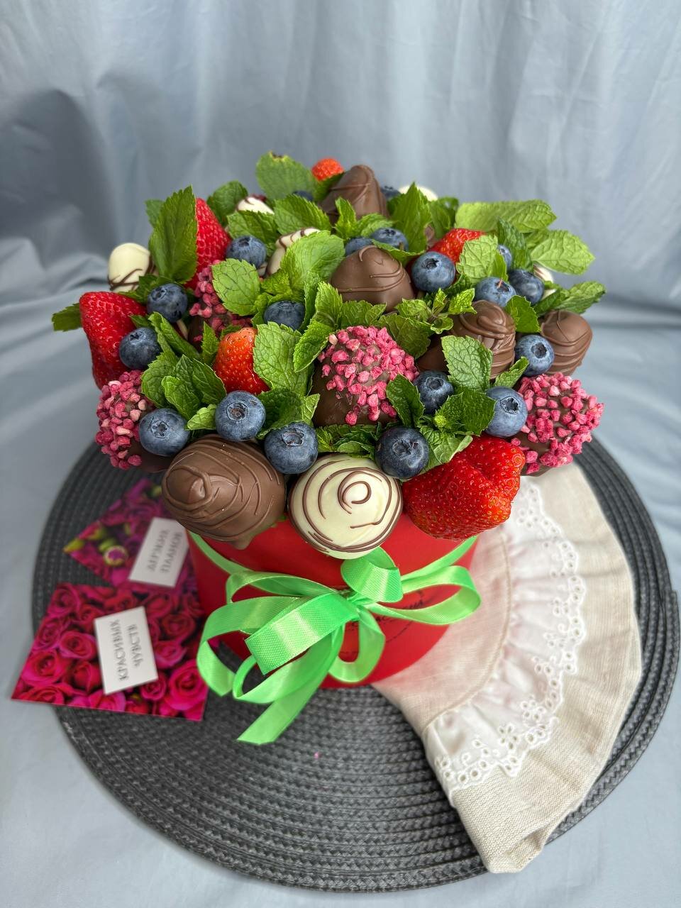 Букет из свежей клубники в шоколаде премиум "Клубничный Мохито " свежая мята в шляпной коробке