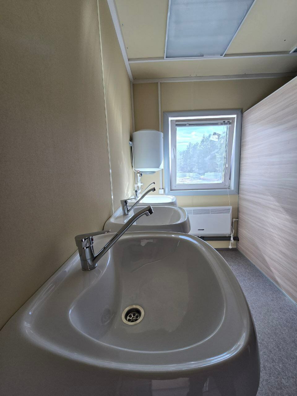 Вагон-дом санузел на раме/санях/шасси с туалетными кабинками, утепленный