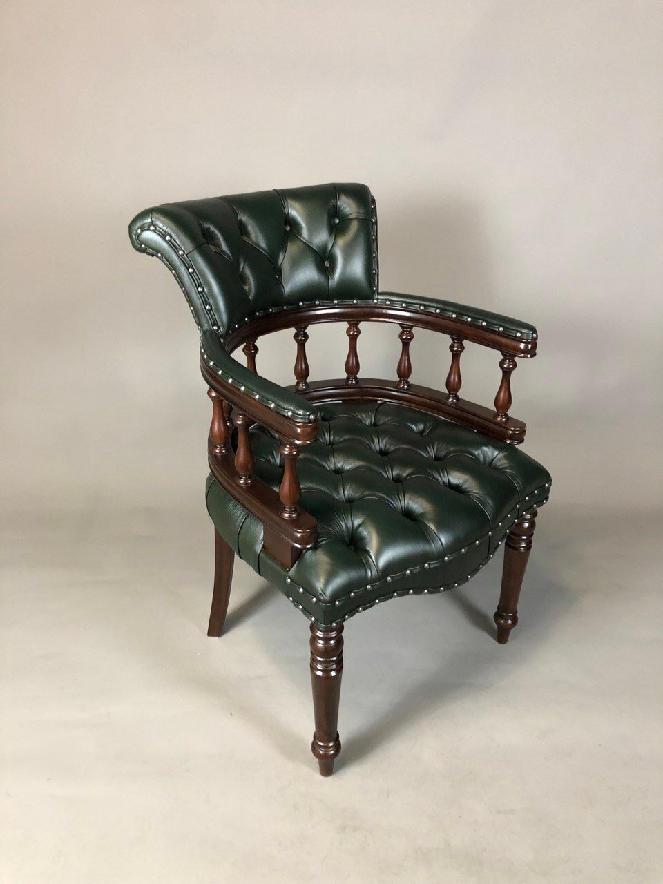 Капитанское кресло DOMKORLEONE с кожаной обивкой, красное дерево (mahogany wood), цвет орех HGB (тёмно-коричневый)