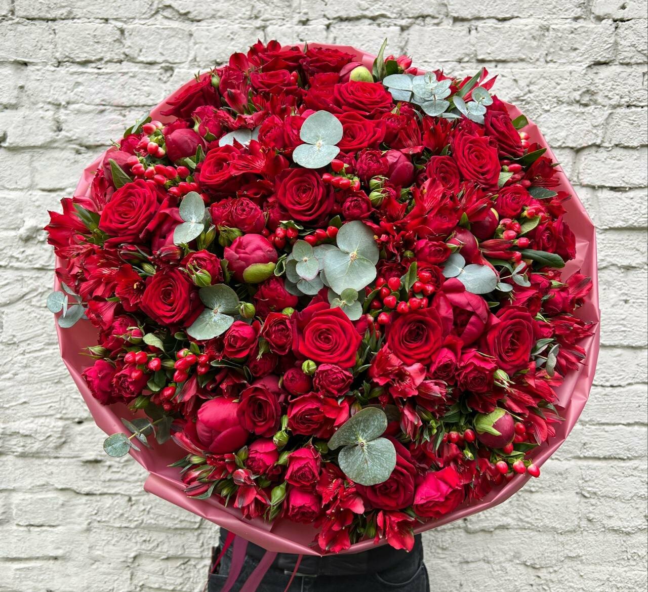 Большой авторский букет в бордовых оттенках с розами и Альстромерией