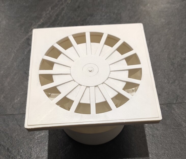 Трап вертикальный с пластиковой решеткой,110 мм 150*150 мм, белый