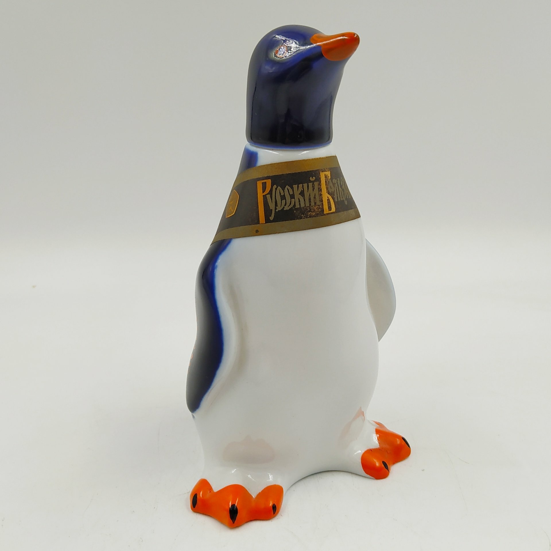 Штоф "Пингвин" с этикеткой "Русский бальзам", скульптор Н. А. Кольцов, фарфор