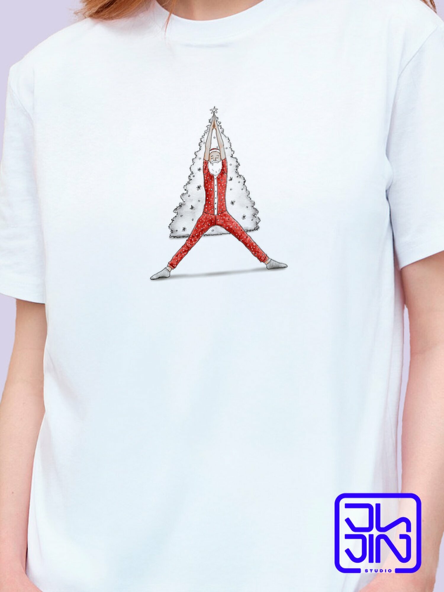 Футболка классическая женская с авторским принтом Смешной санта в красной пижаме, минималистичная черно-белая рождественская елка, белый хлопковый трикотаж с прикольным рисунком на груди