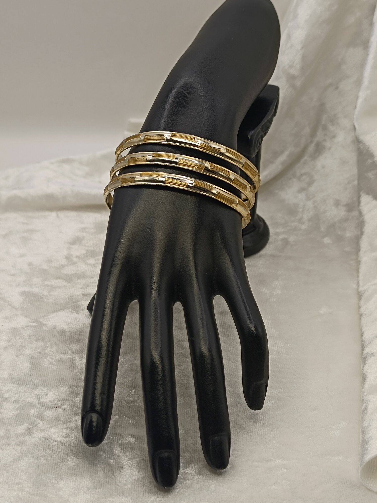 Винтажный алюминиевый браслет, длина 20 см.