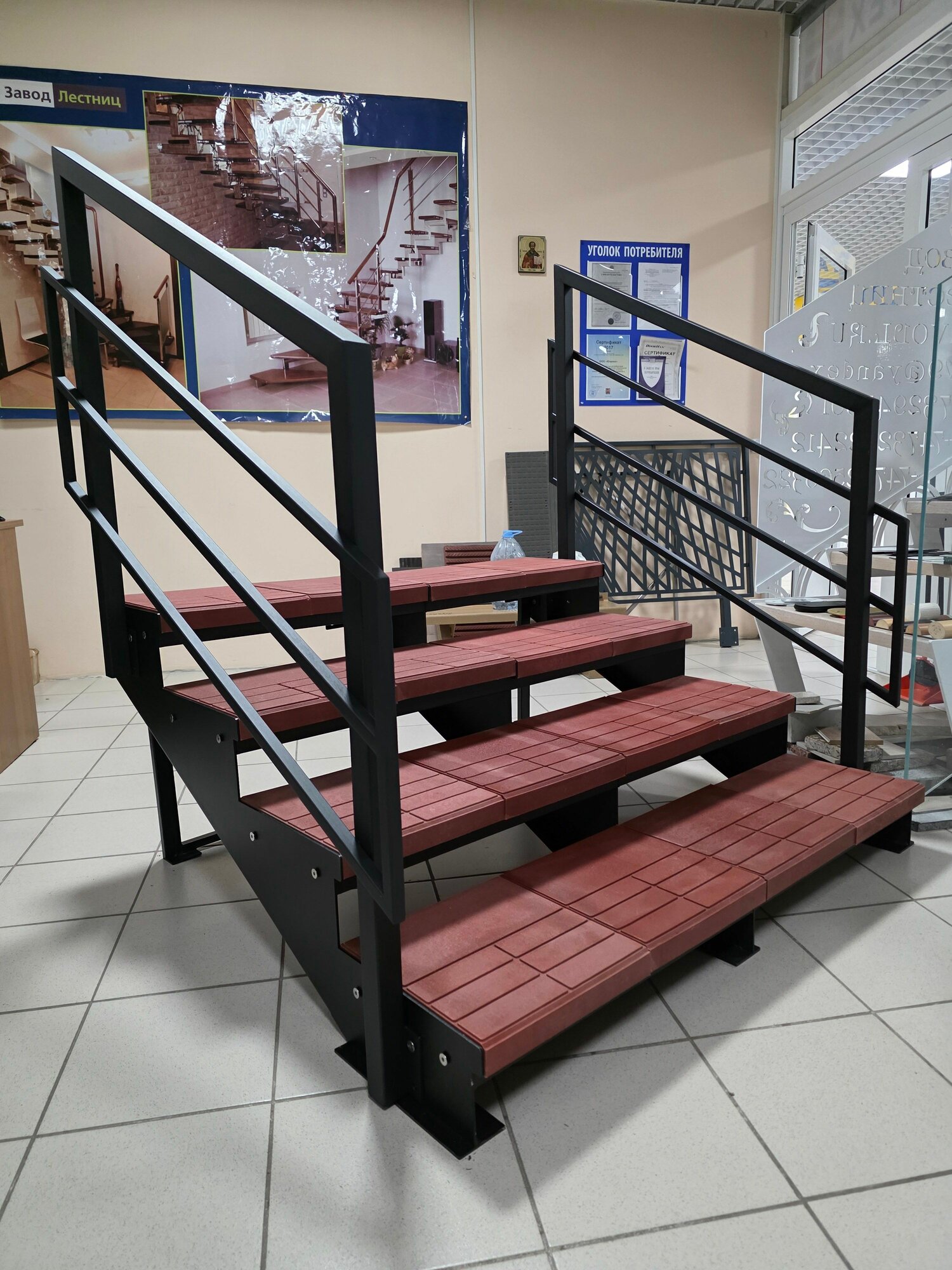 Лестница 4 ступени, с ступенями ППК, перила с двух сторон. Ширина 1,3м, высота 60см.