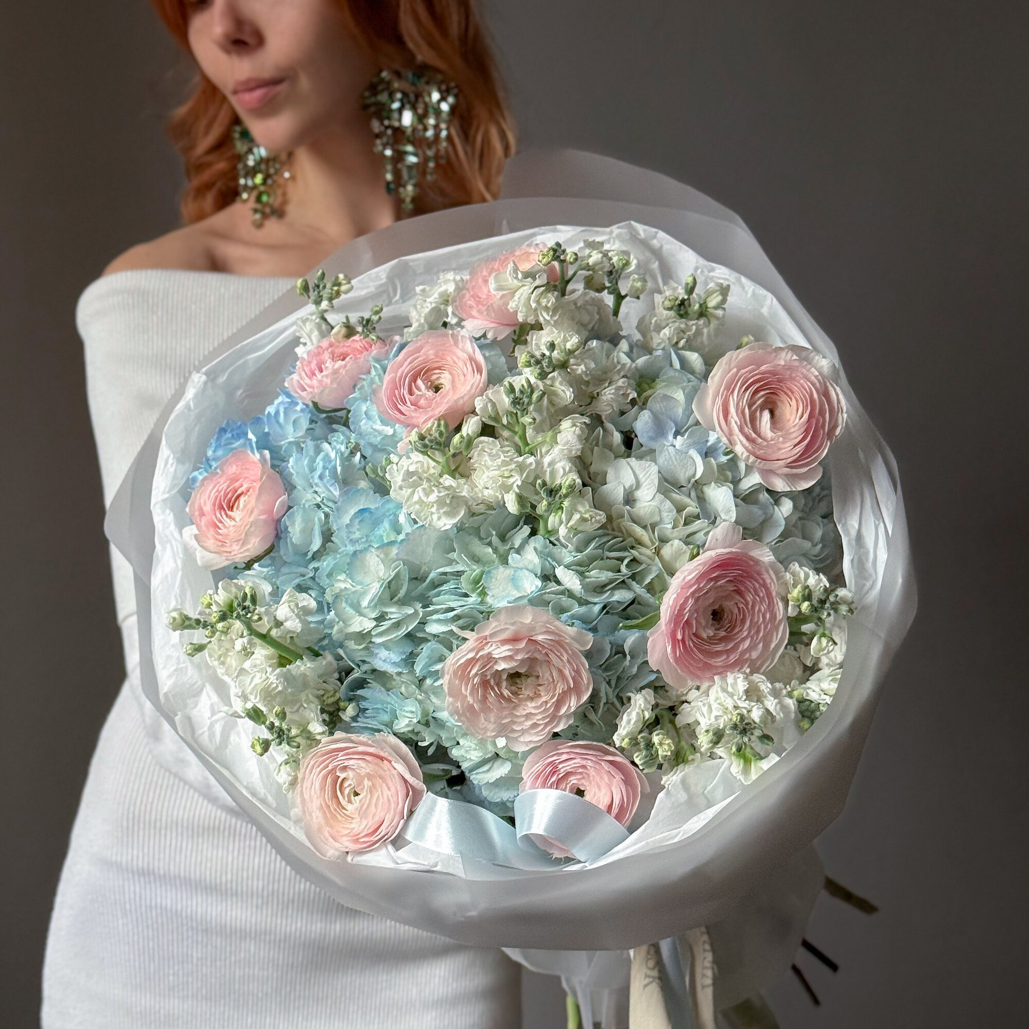 Изысканный букет с ранункулюсами, голубой гортензией и ароматной маттиолой. Veresk 863