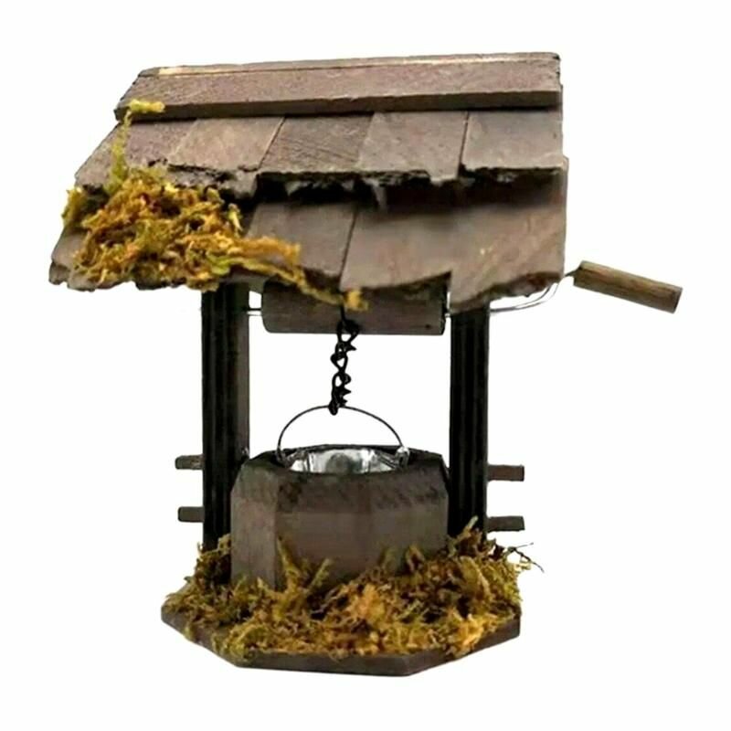 Миниатюрный деревянный колодец с вращающейся ручкой