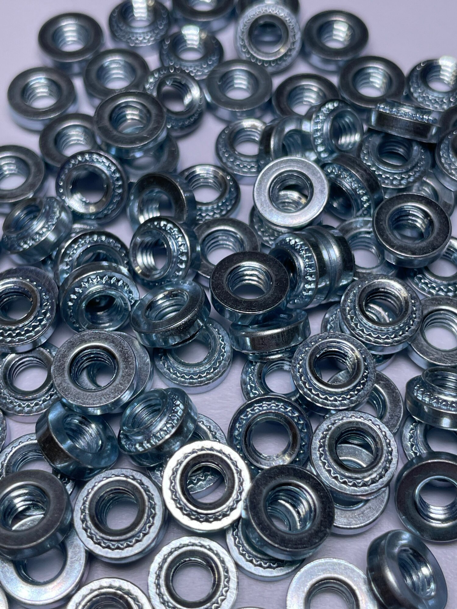 100 шт. Пресс-гайка М4 оцинкованная, запрессовочная гайка S-M4-2, шаг резьбы 0,5 мм / метизы М4, крепежный элемент