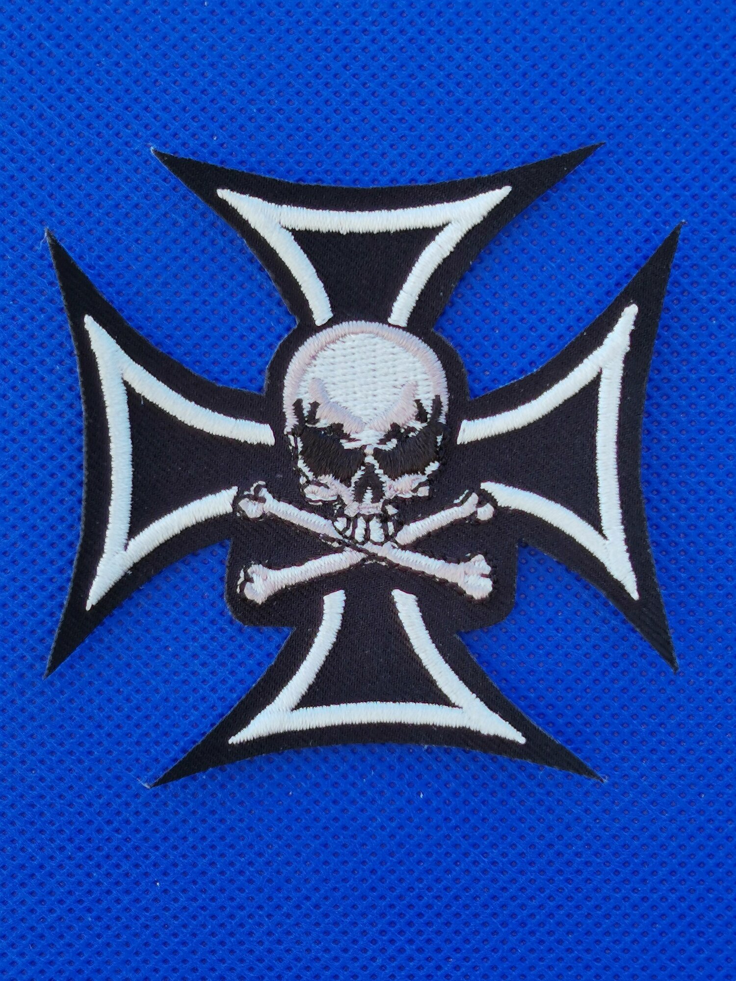 Нашивка "Череп с крестом" на одежду, шеврон термоклеевой, 7,5х7,5 см