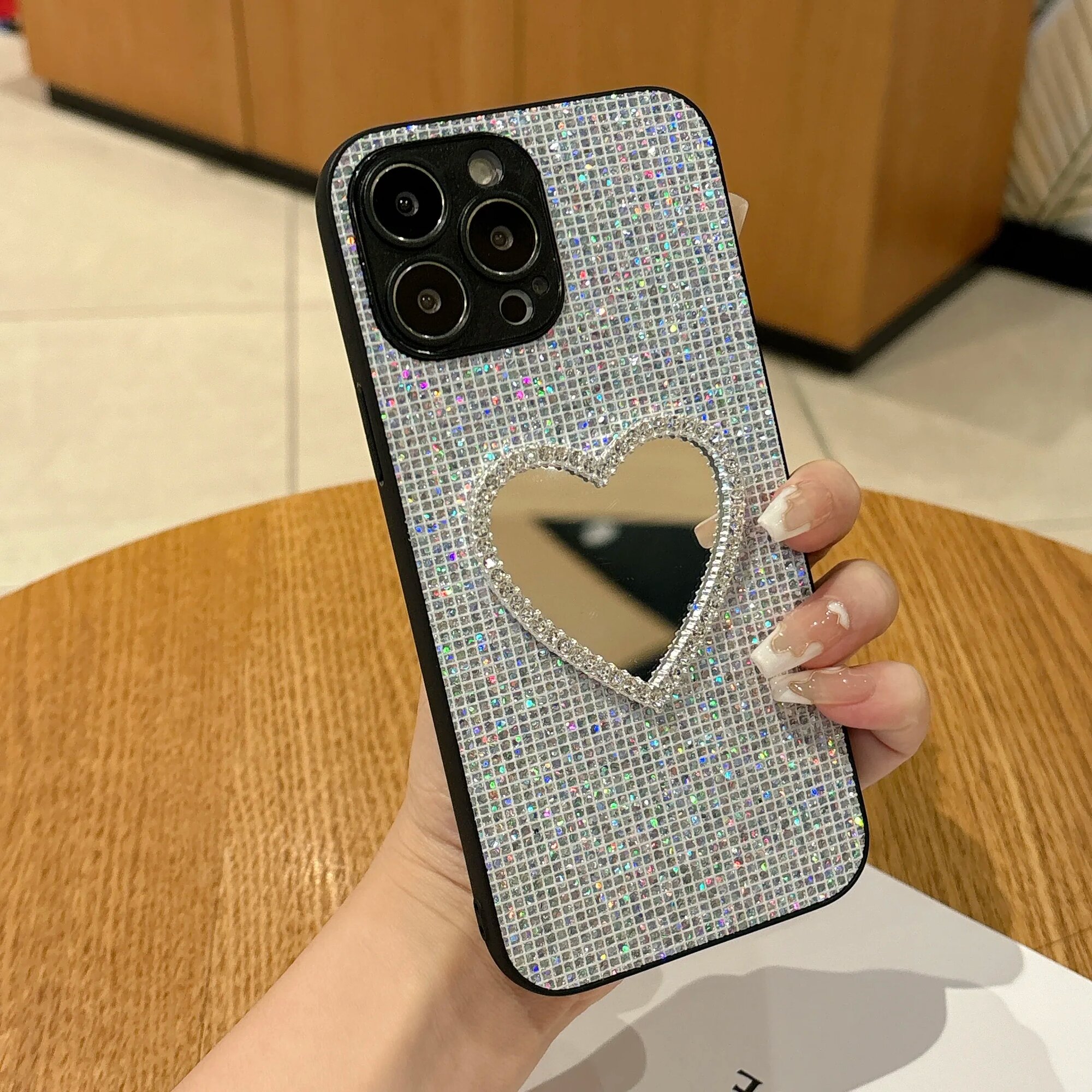 Белый чехол с сердечком и зеркалом для iPhone 15 Pro