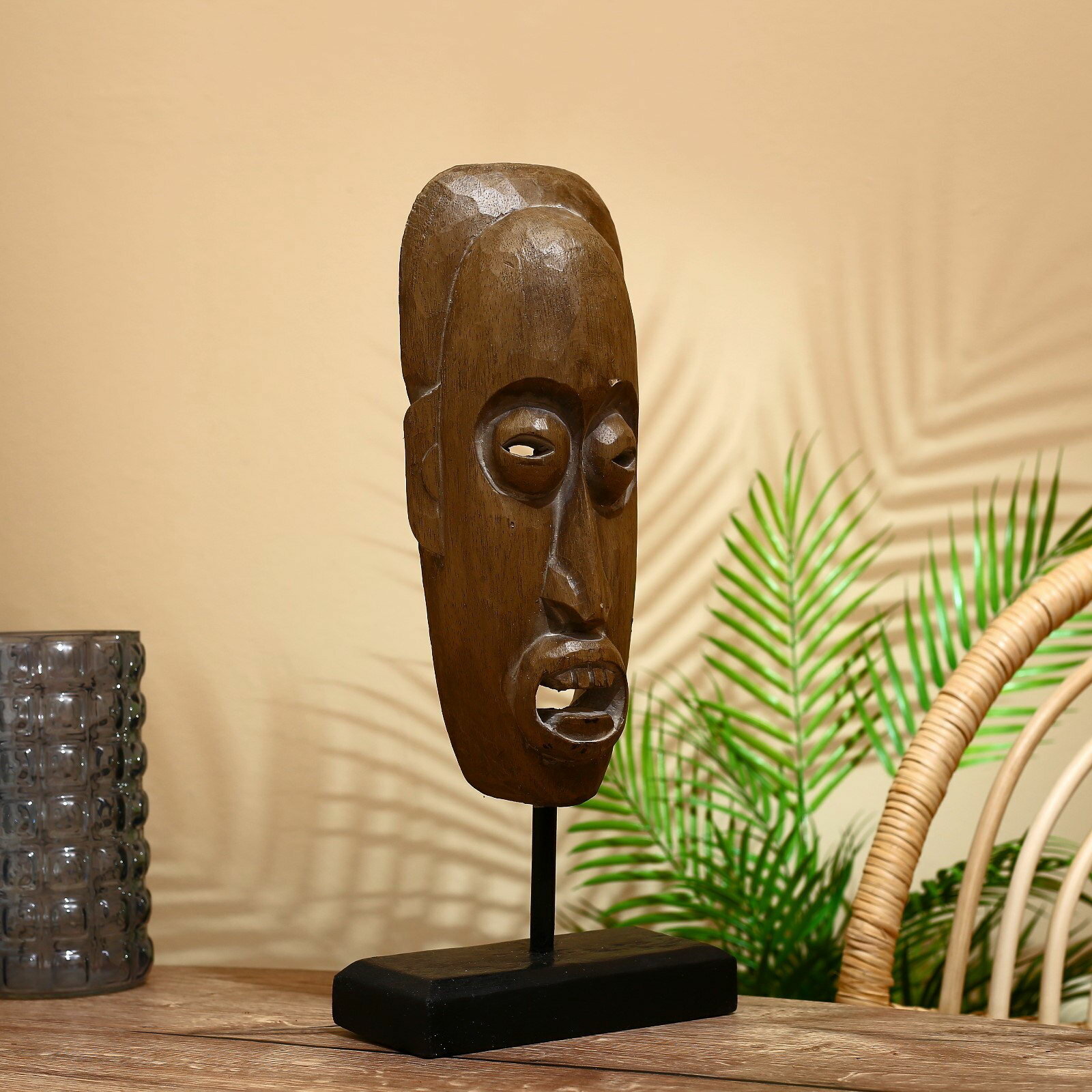 Маска "Грэг" на подставке, албезия 42 см, размер упаковки: 9 x 42 x 19 см.