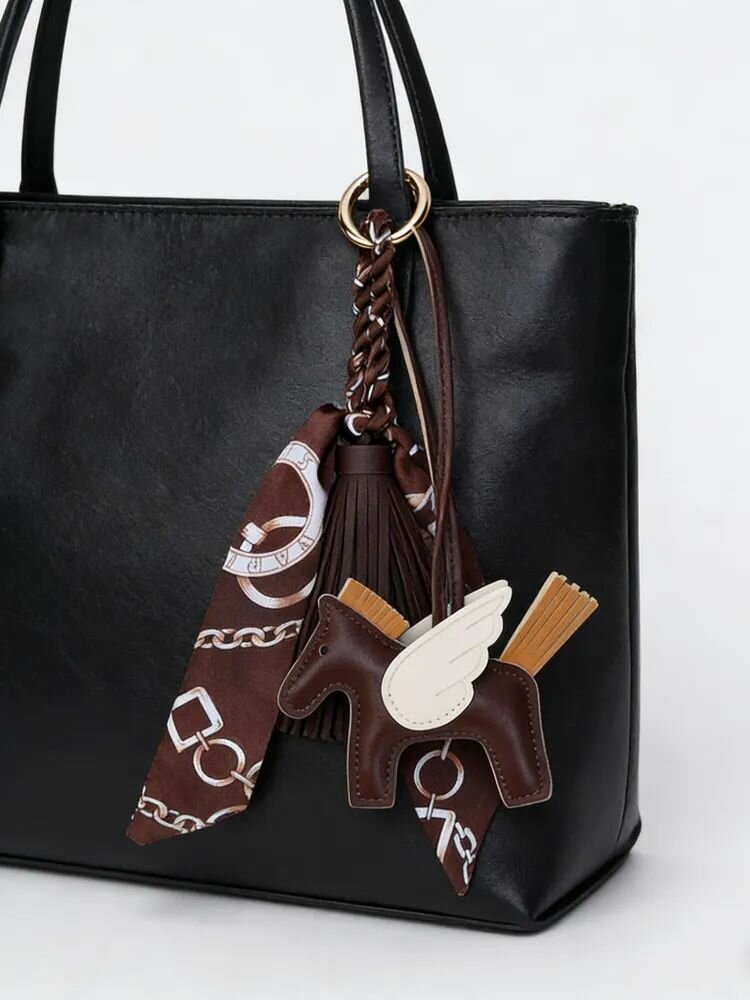 Подвеска "Лошадка" - модный аксессуар из кожи PU с бахромой и шелковым шарфом