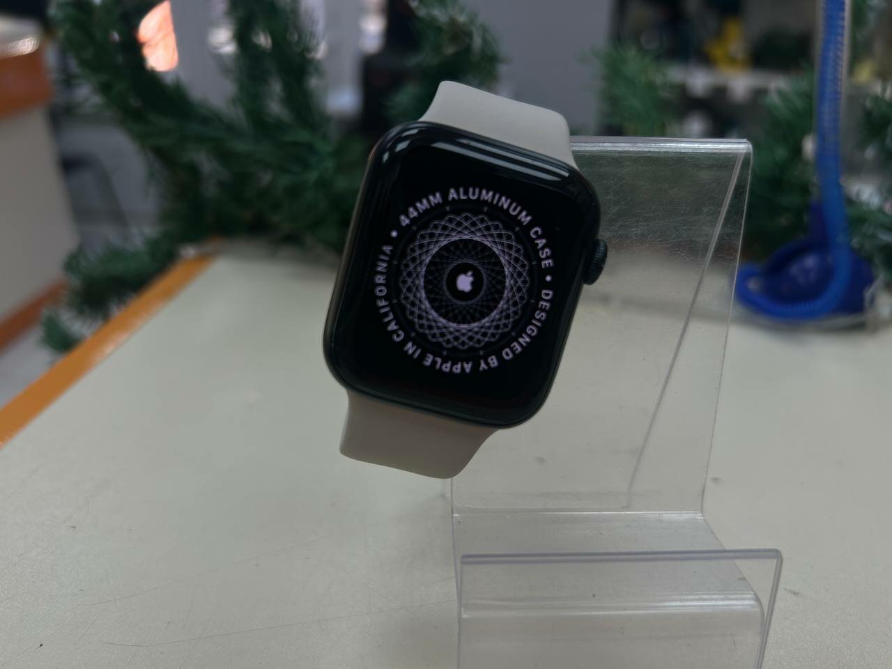 Смарт-часы Apple Watch SE 2022 44mm серебристый Б/У уценка