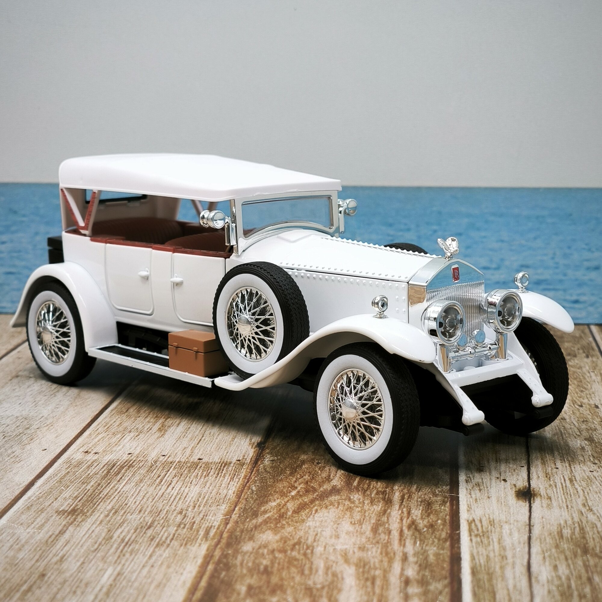 Машинка металлическая Rolls-Royce Phantom I 1926 с световым и звуковым сопровождением. Масштаб 1:24