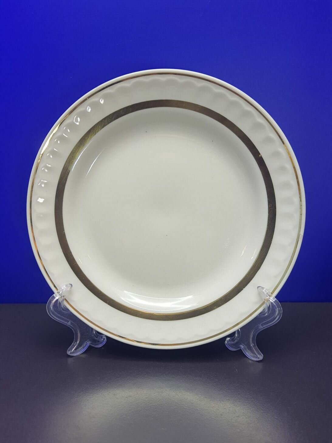 Тарелка винтажная плоская с рельефным краем и золоченой обводкой, фарфор, 17,5 см, Прокопьевский ФЗ, СССР, 70е