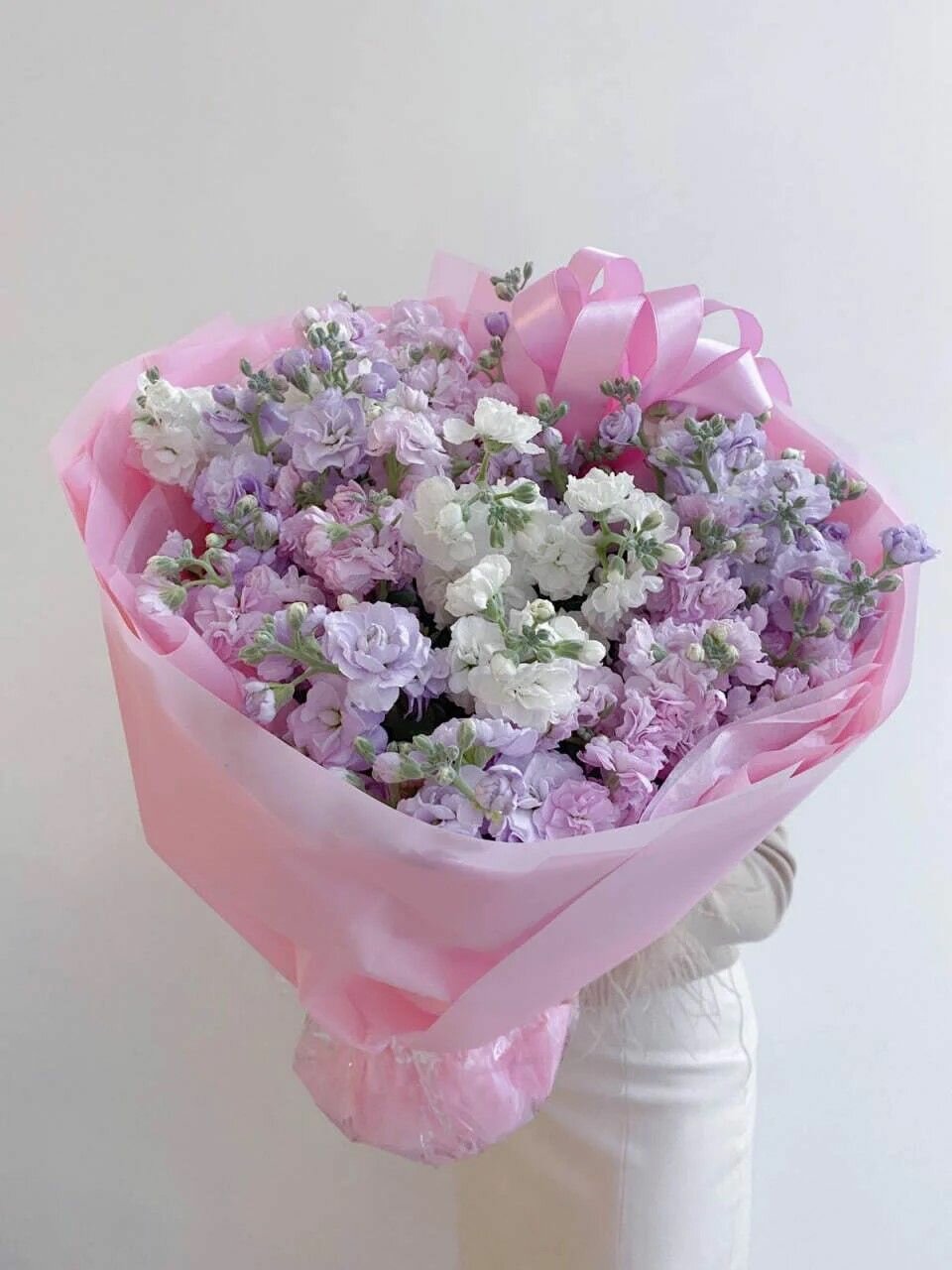 Букет из 15 розовых, белых и лавандовых кустовых маттиол