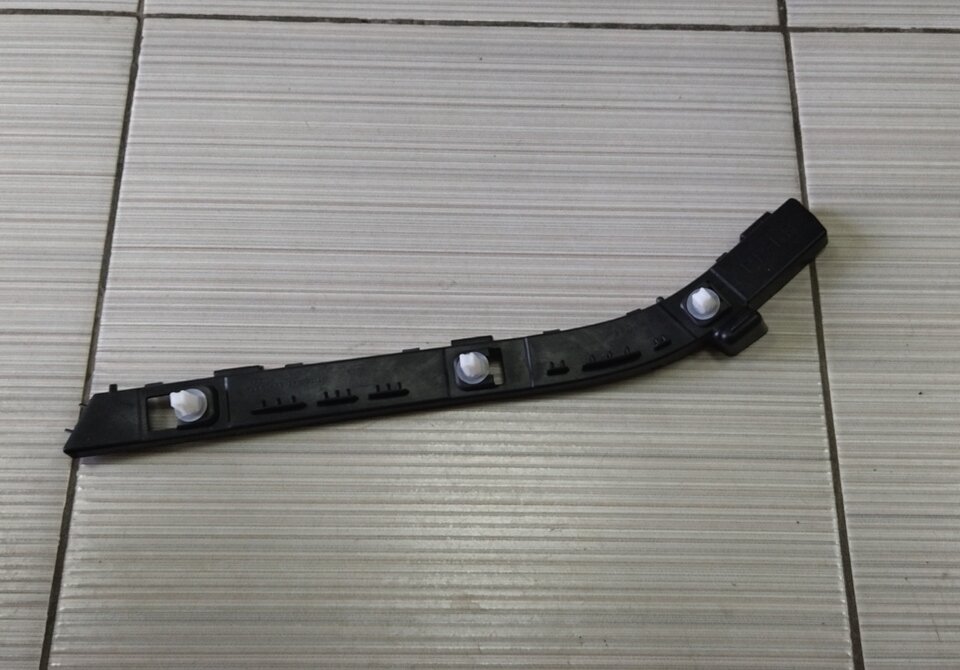 Кронштейн заднего бампера левый Kia Rio 3