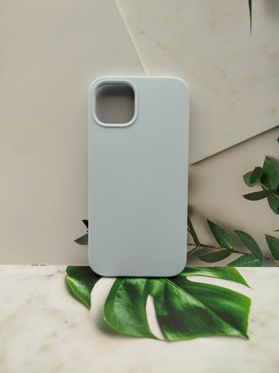 Силиконовый чехол на iPhone 13 защитный