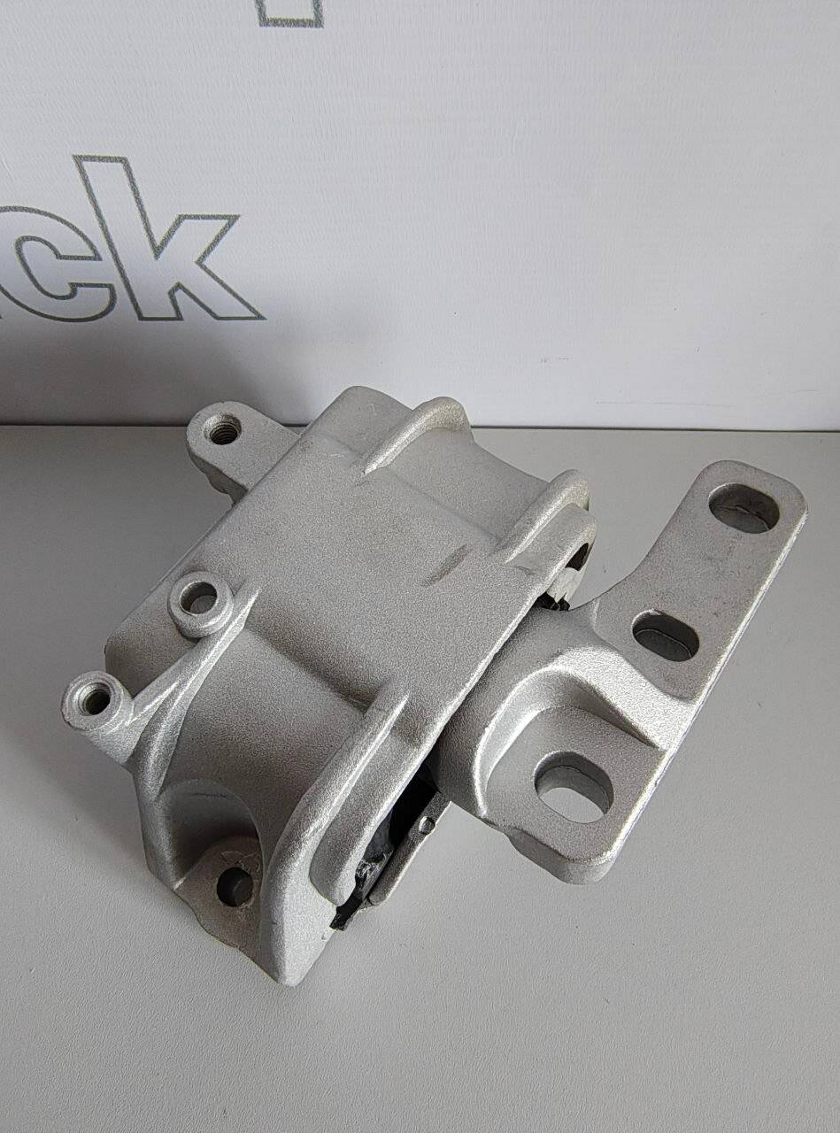 Опора правая Шкода Октавия