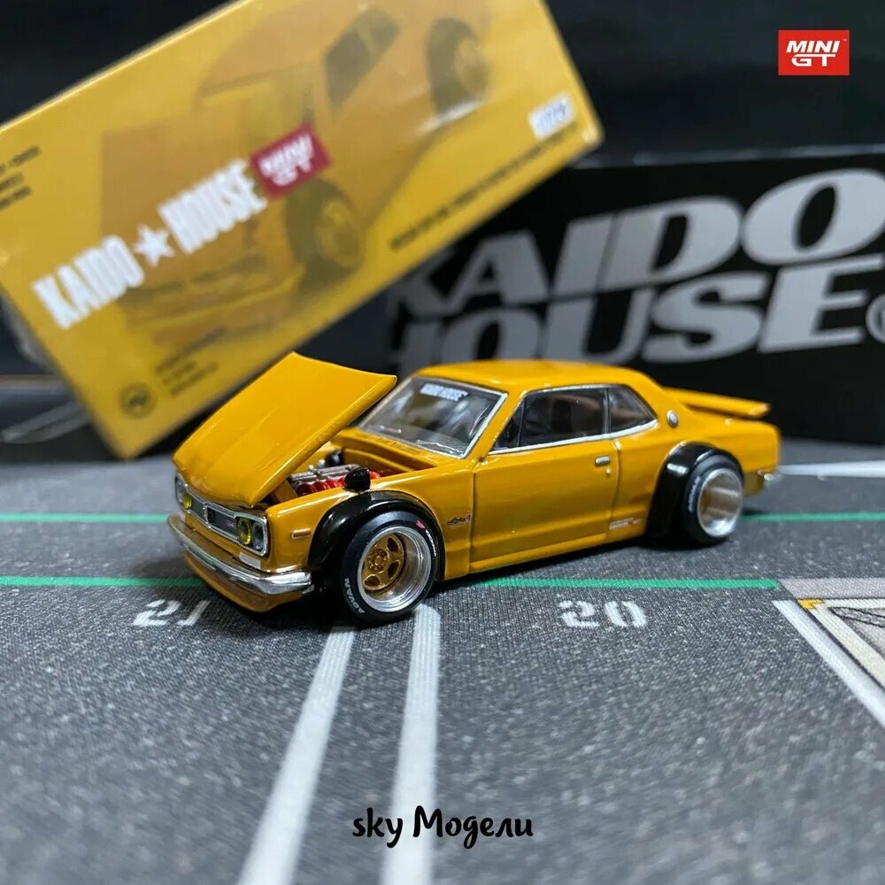 Машинка MINI GT 1:64 MINI GT x Kaido House 1:64 KHMG228 Nissan Skyline 2000 GT-R (KPGC10) Kaido Street V2