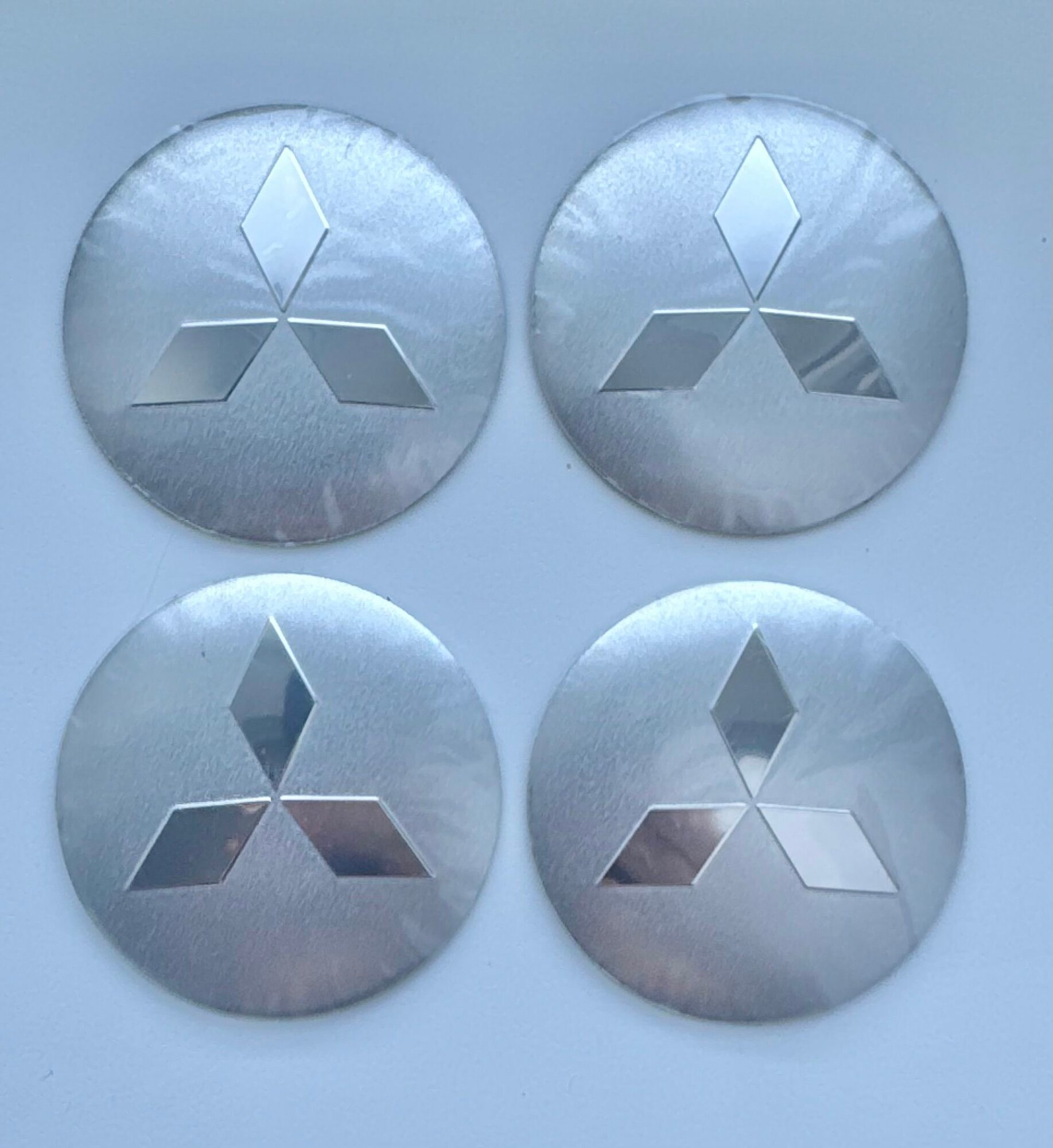 Наклейки на диски и колпаки Мицубиси Mitsubishi D 60 mm серебристые