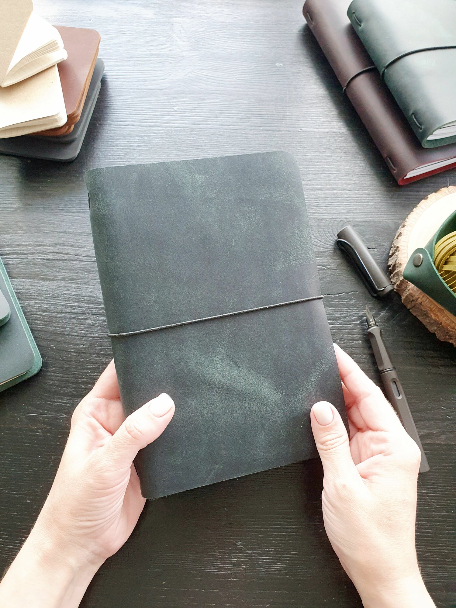 Кожаный блокнот в клетку формата А5 (15х21см) в стиле Мидори (Midori) со сменными тетрадями на резинке, 90 листов