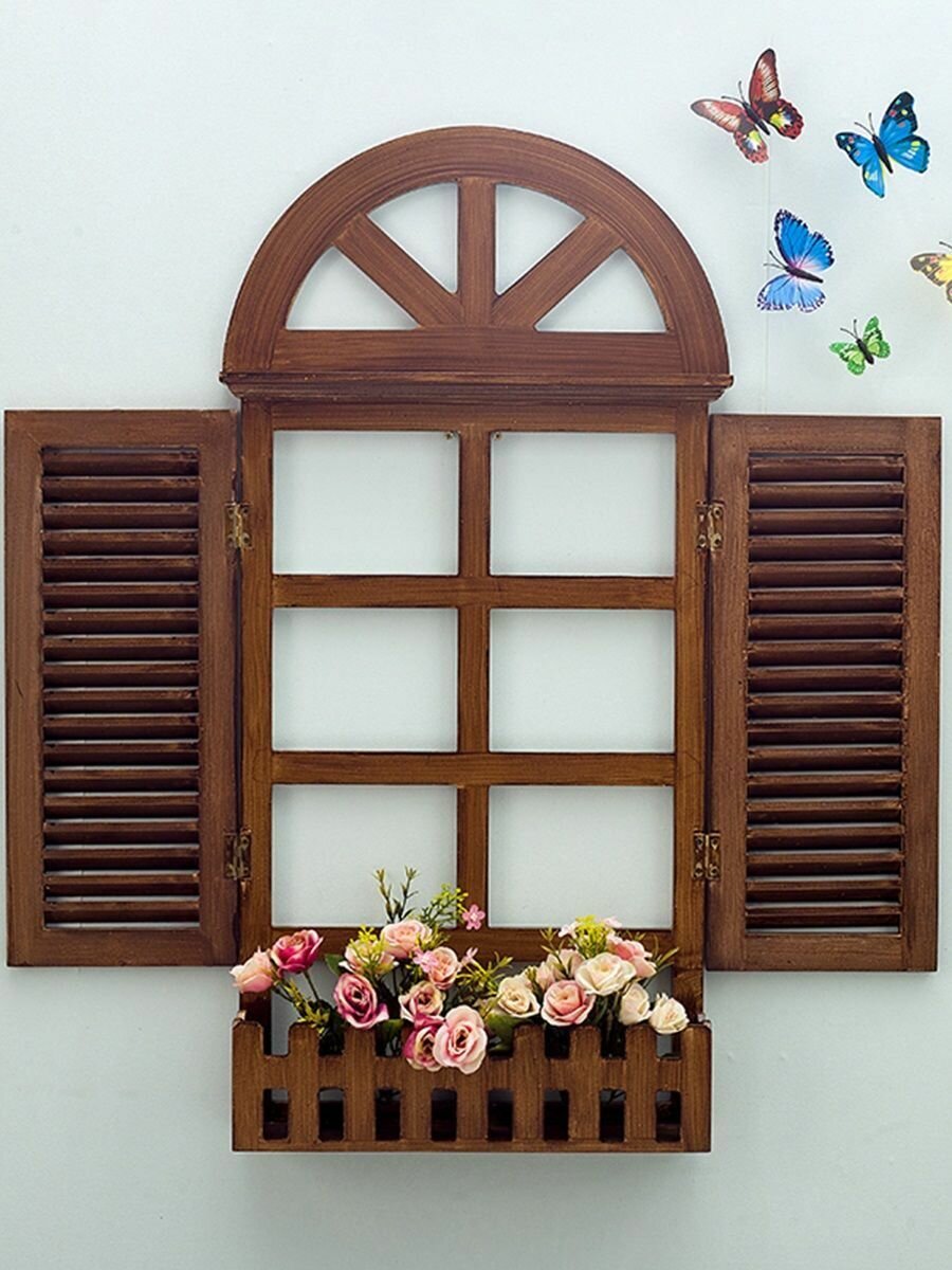 Окна в фальш-стенах, деревянные ставни, белое