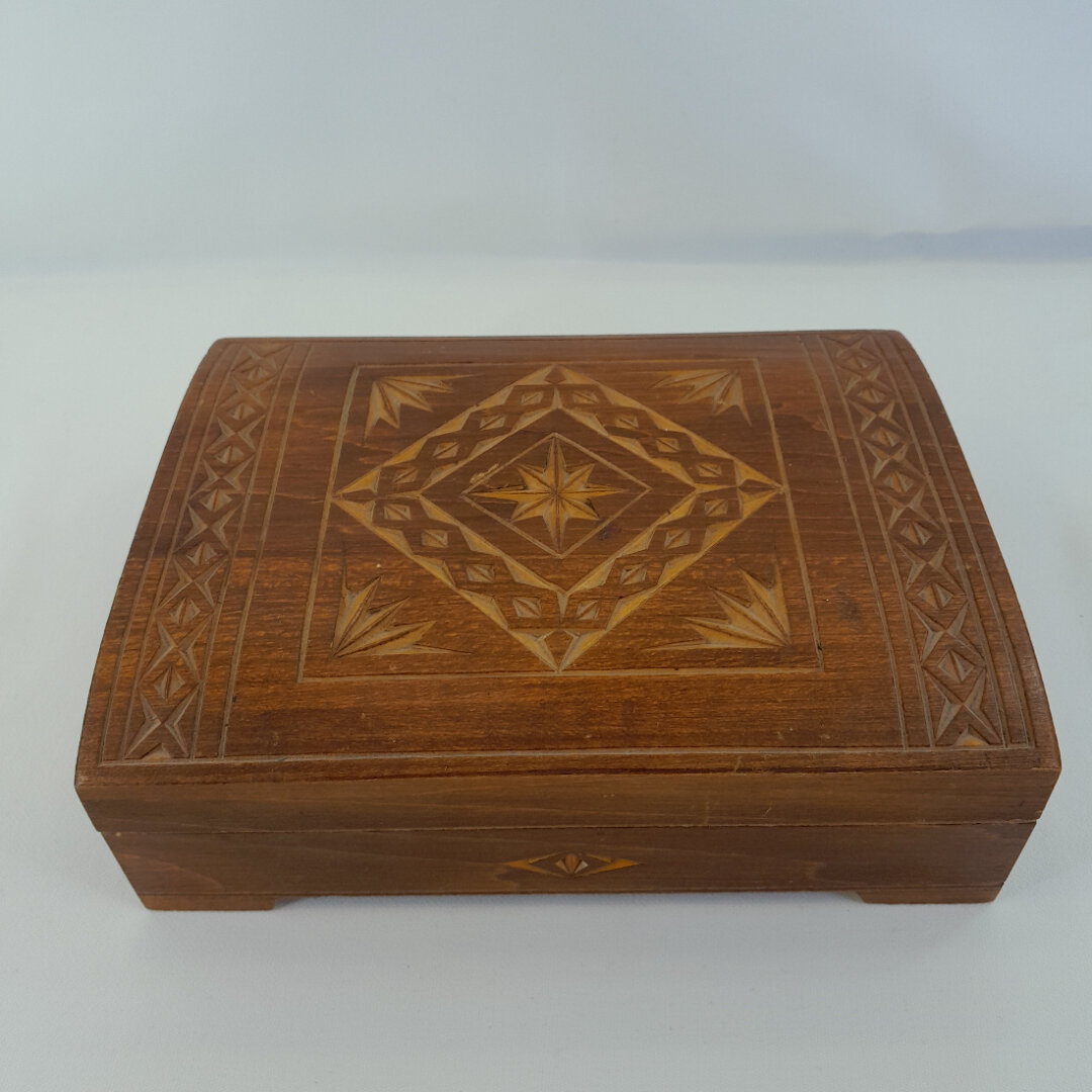 Шкатулка деревянная 20х15 см, ф-ка "Идеал", резка, сломаны крепления. Винтаж, СССР.