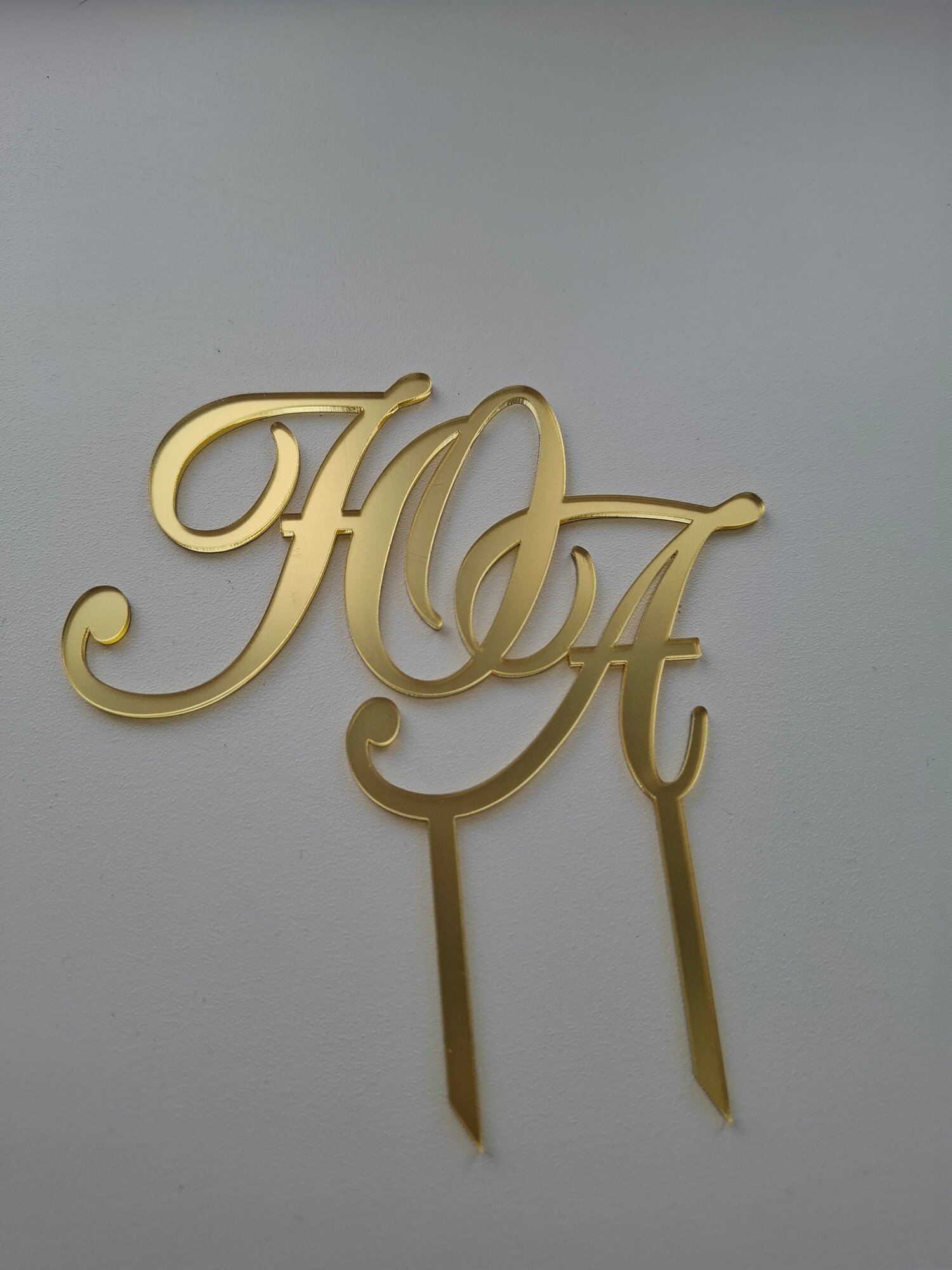 Топпер на свадебный торт "инициалы Ю и А на ножке", зеркальный золотой акрил