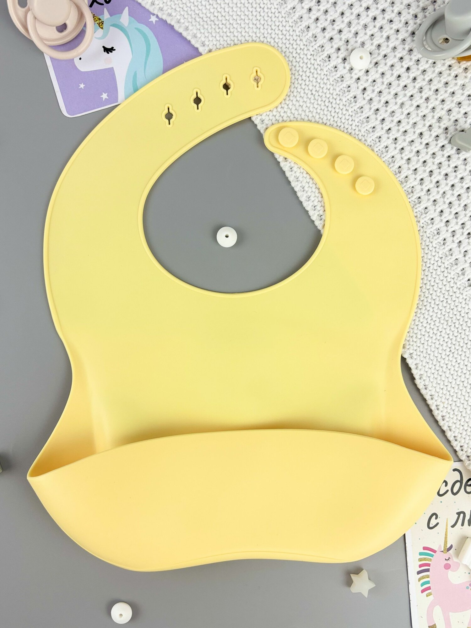 Силиконовый нагрудник детский слюнявчик регулируемый, силиконовый карман светло-желтый
