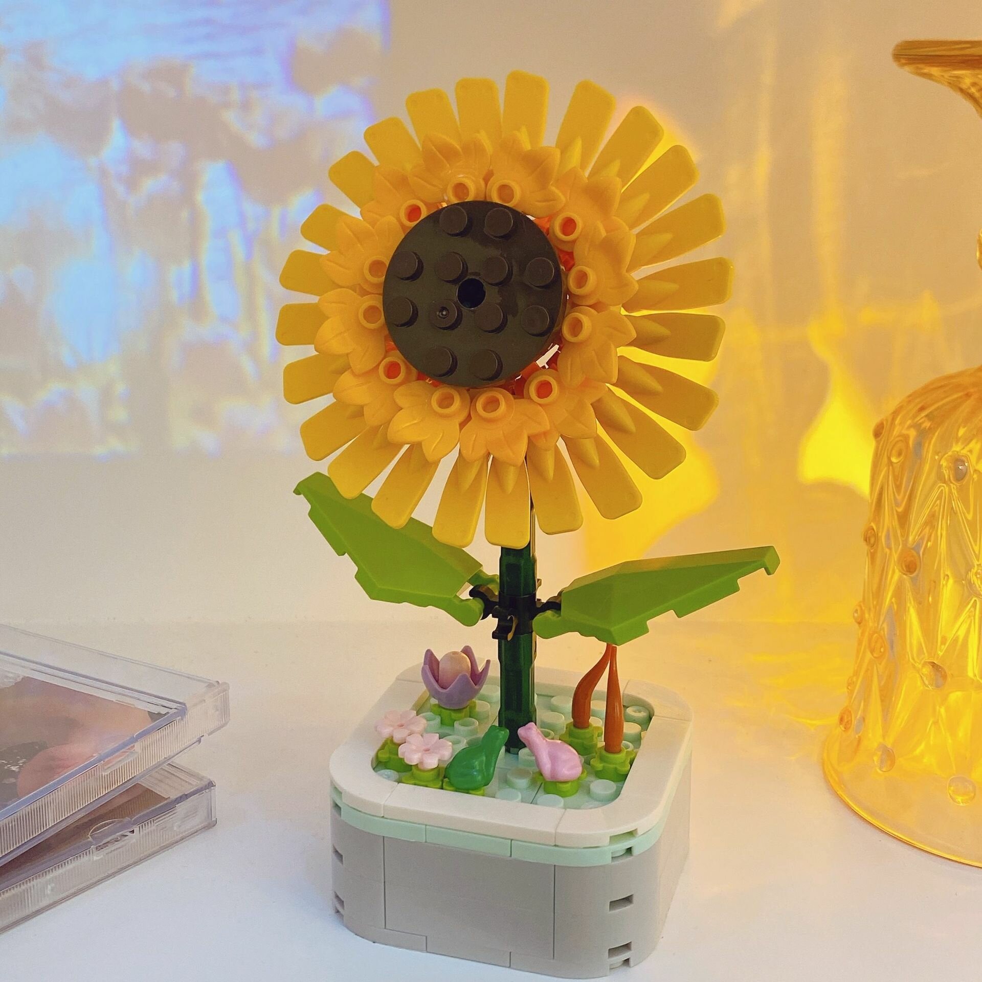 Совместим с кубиками Lego, цветами, суккулентами, горшечными растениями, подсолнухами, букетами роз, украшениями, собранными игрушками и подарками.