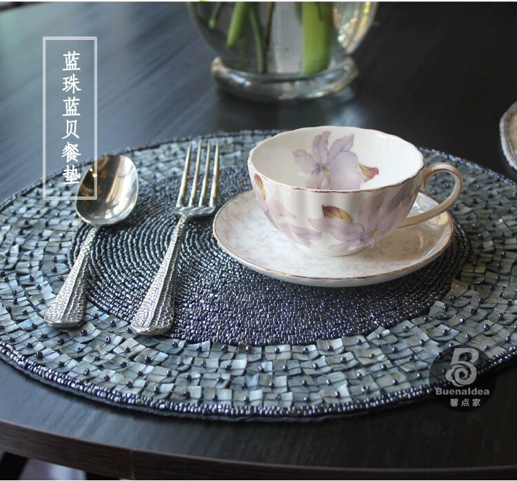 Серо-голубые бусины и ракушка: бисерная подставка для стола 36 см, изысканное оформление обеденного стола