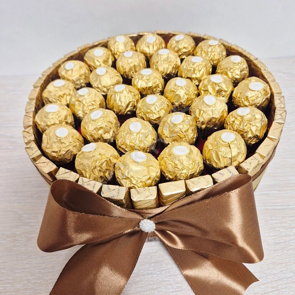 Торт из конфет LAKRES Ферреро роше и шоколада Мерси, диаметр 26 см