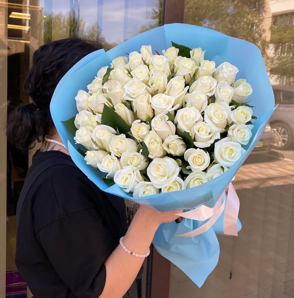 Роскошный большой букет из 51 белой розы в нежной голубой упаковке, шикарный букет, идеальный подарок