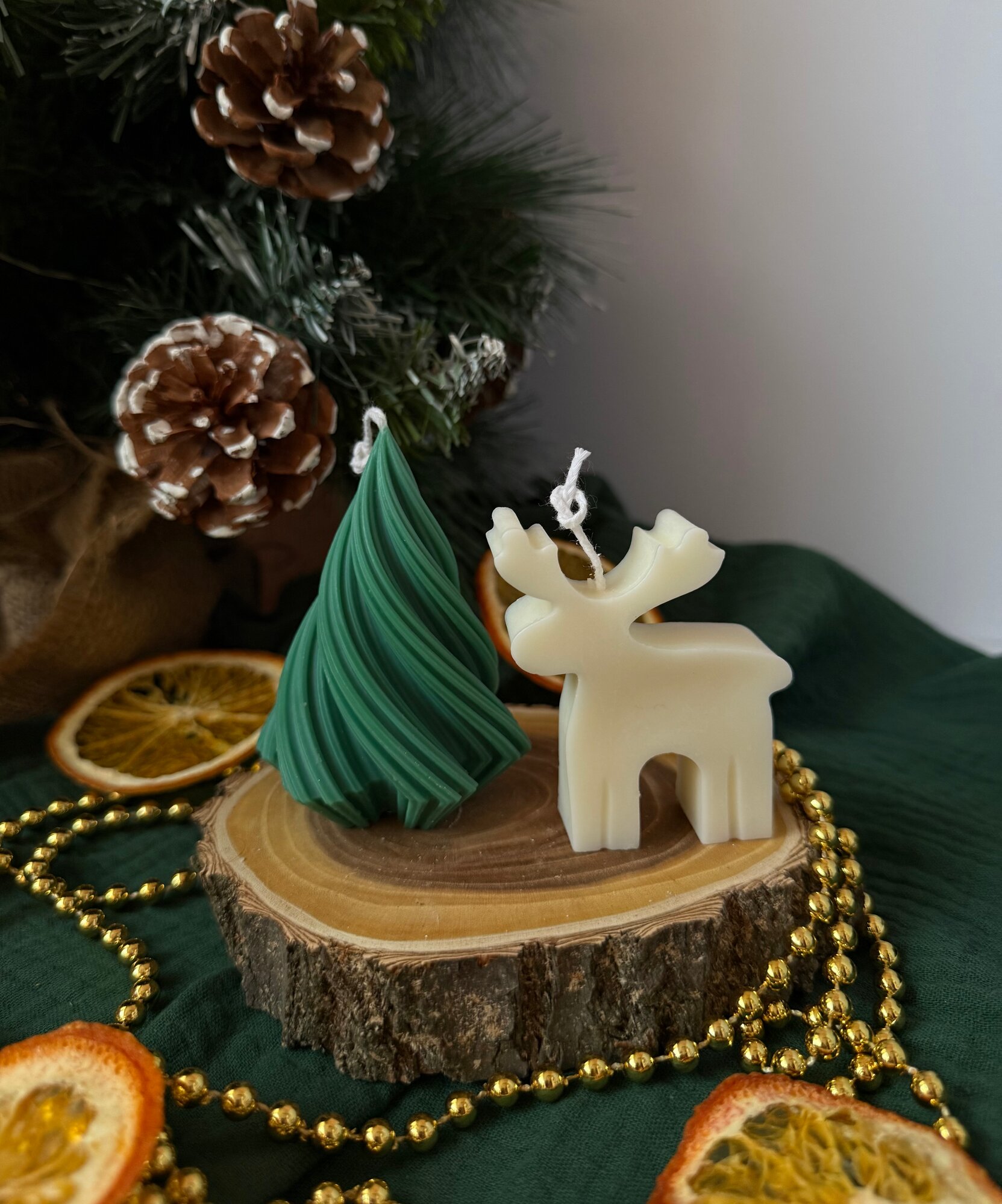 Свеча "Елка и олень", новогодний набор, две свечи, зеленый и белый, соевый воск